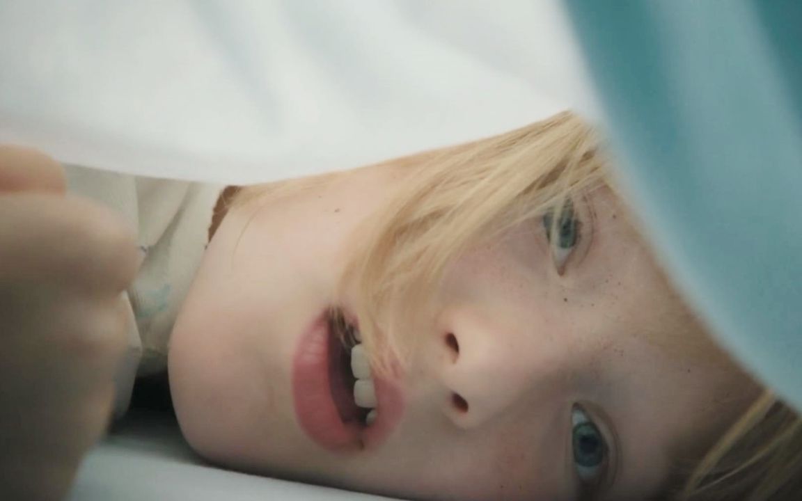 女孩被邻居当成洋娃娃,玩了10年挠痒痒游戏,父母竟从未察觉异常