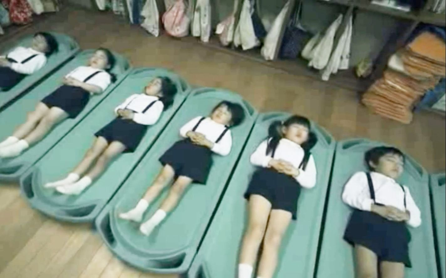 幼儿园校车发生车祸,孩子们拼死救老师,可自己却永远醒不过来了!