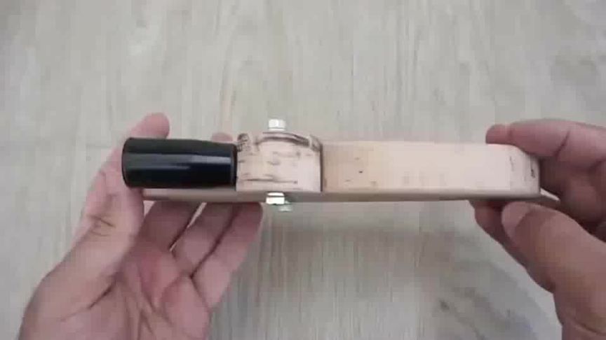 牛人发明把一个开口的六角套筒装电钻上,有了意想不到的妙用!