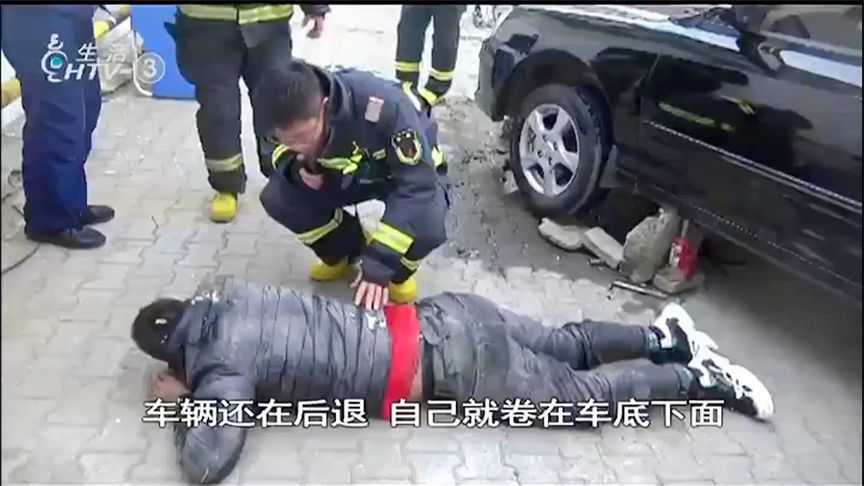 司机倒车时撞车竟直接下车,结果被卷入车底,众人合力抬车救人