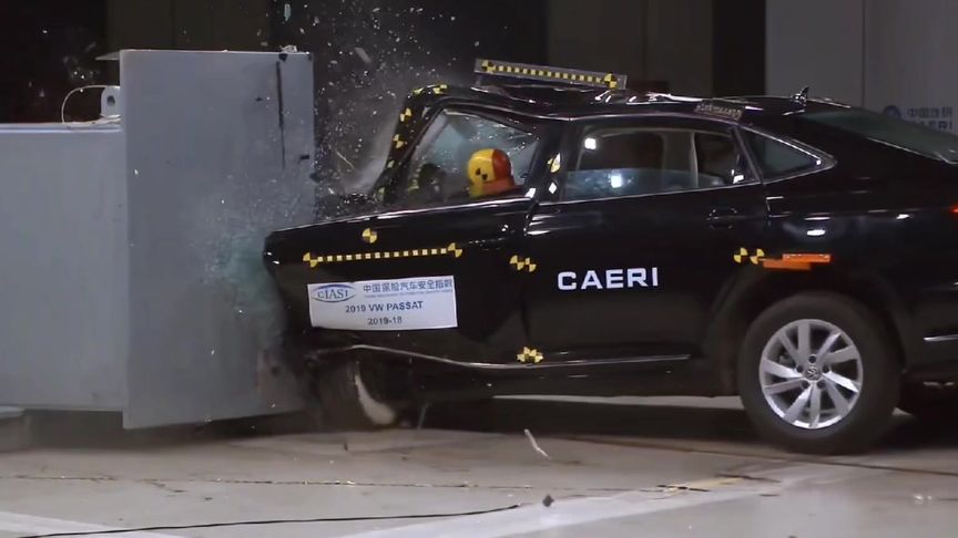 帕萨特2019款VS2020款,你还会相信大众吗#帕萨特 #碰撞测试