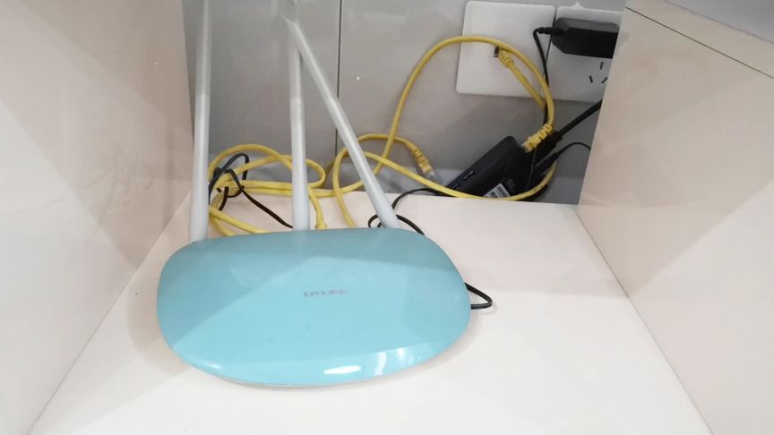 家里网络卡主要问题在路由器上,宽带师傅教你3招,提高你家网速