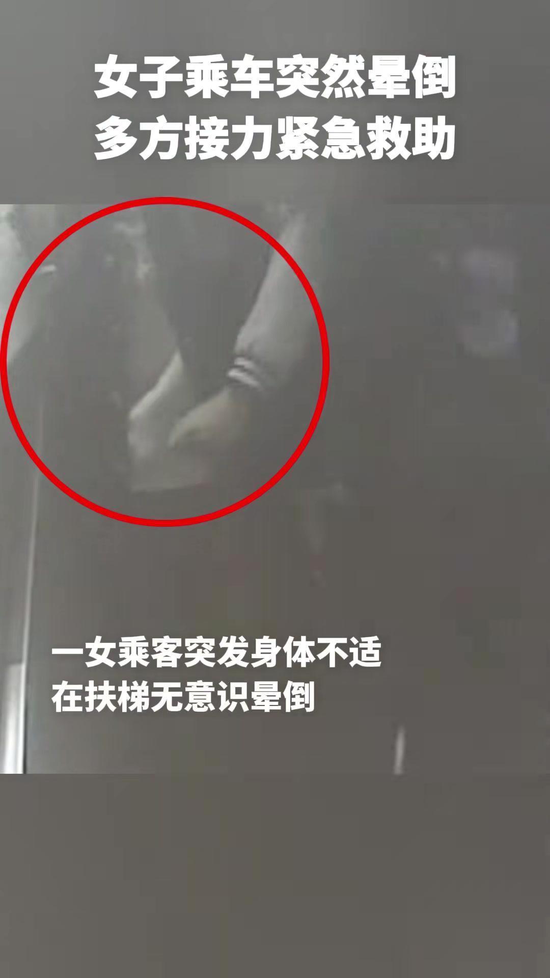 热心医生跪地做心肺复苏,警民联合紧急救援晕厥女孩!