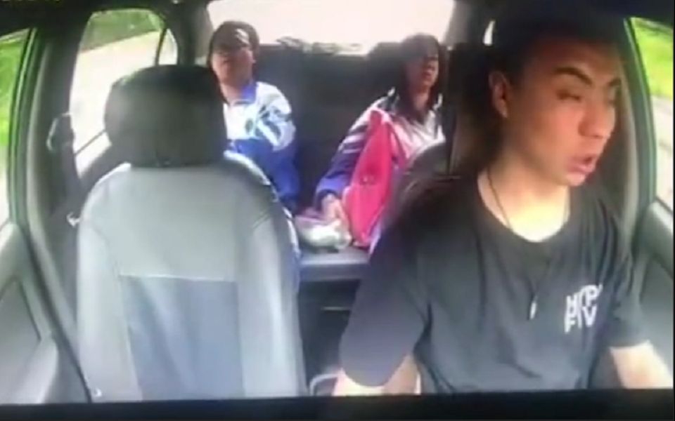 ...疲劳驾驶,闭眼开车出车祸,后排学生瞬间被甩飞,【国内交通事故合集】