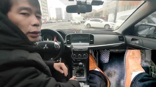 手动挡走走停停如何操作?