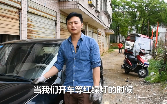 【汽车常识60】汽车等红绿灯的时候,是D挡踩刹车好还是空挡踩刹车好...