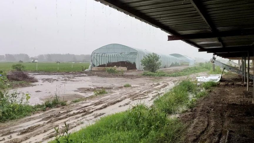 磅礴大雨,泥泞小路,我们的服务宗旨永远不变