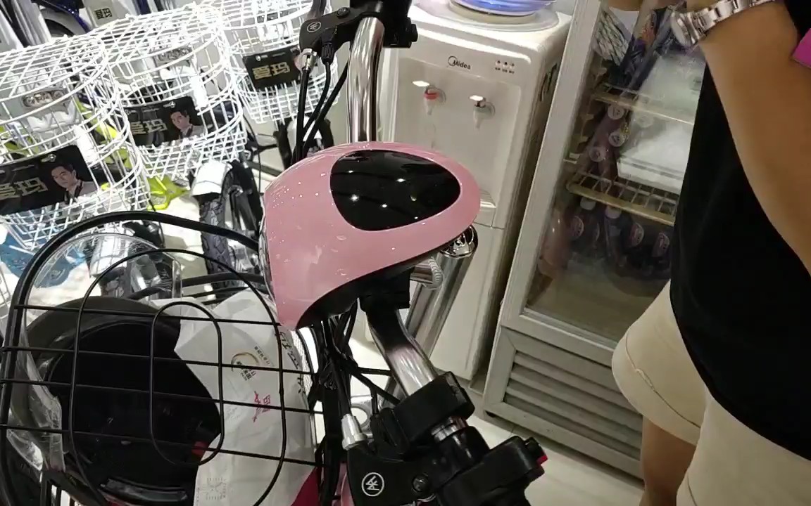买爱玛电动车 (阿姨给我讲解使用方法)