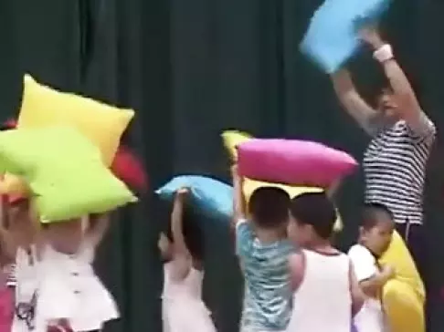 小班运动《玩布垫》周红(上海名师幼儿园主题教学课例示范现场实录...