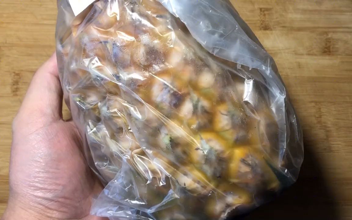 你是不是第一次见这样给菠萝削皮的?非常费劲,而且刀都弯了!