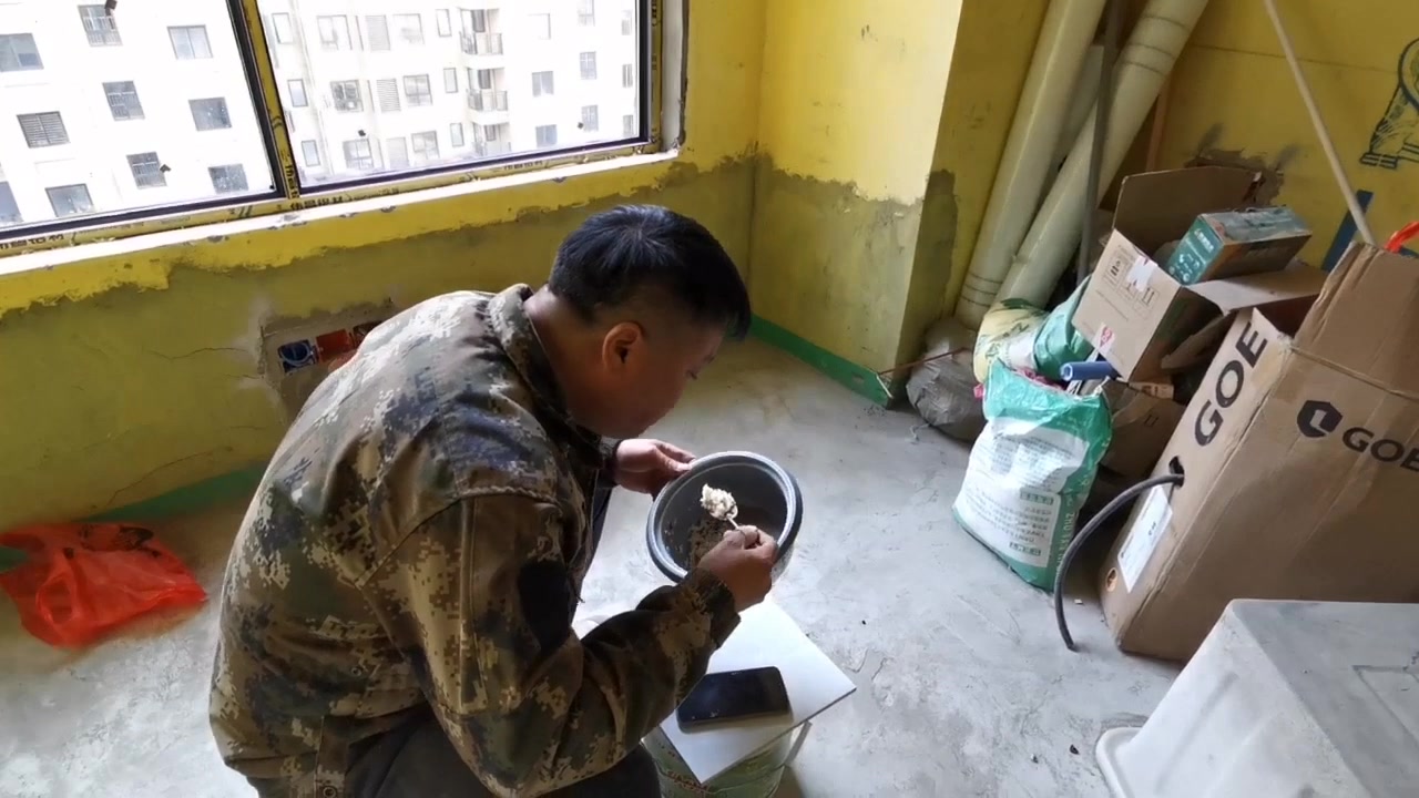 全瓷砖倒角太费工,两个卫生间干了好几天,瓦工为赶进度耽误吃饭