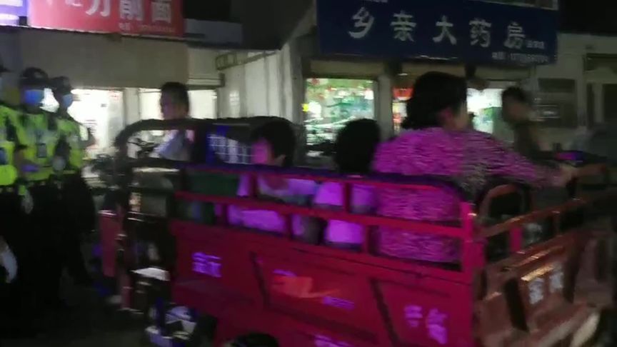 请拒绝三轮车违法载人!为了您的出行平安
