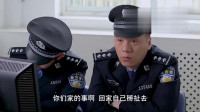 大叔的信用卡被刷爆不还钱,直接被抓进警局,谁料这都是亲弟干的