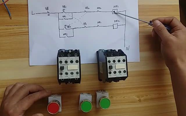 接触器按钮双重互联锁正反转电路,老电工一根线一根线教你接,清晰...