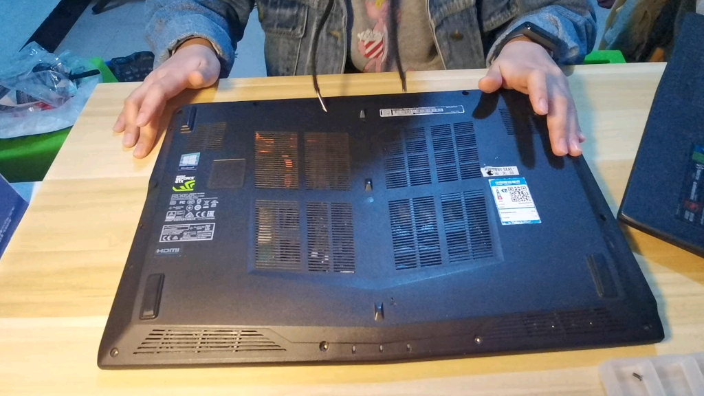 微星GL62M拆机换屏幕排线正常速度版