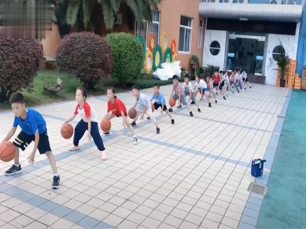 幼儿园户外活动组织萌娃拍篮球,动作整齐划一,萌态十足太好看了