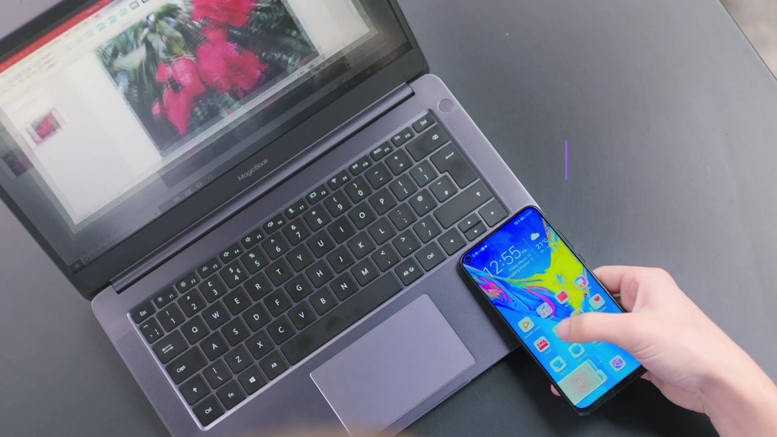 荣耀MagicBook2019“一碰即传”,1G内容传到电脑只需30秒