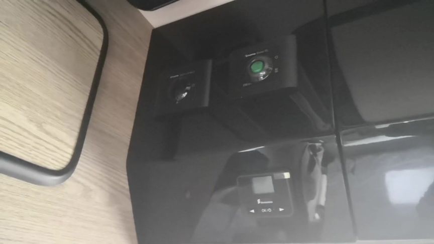 大叔测试房车外界电源充电,看看电器能不能使用
