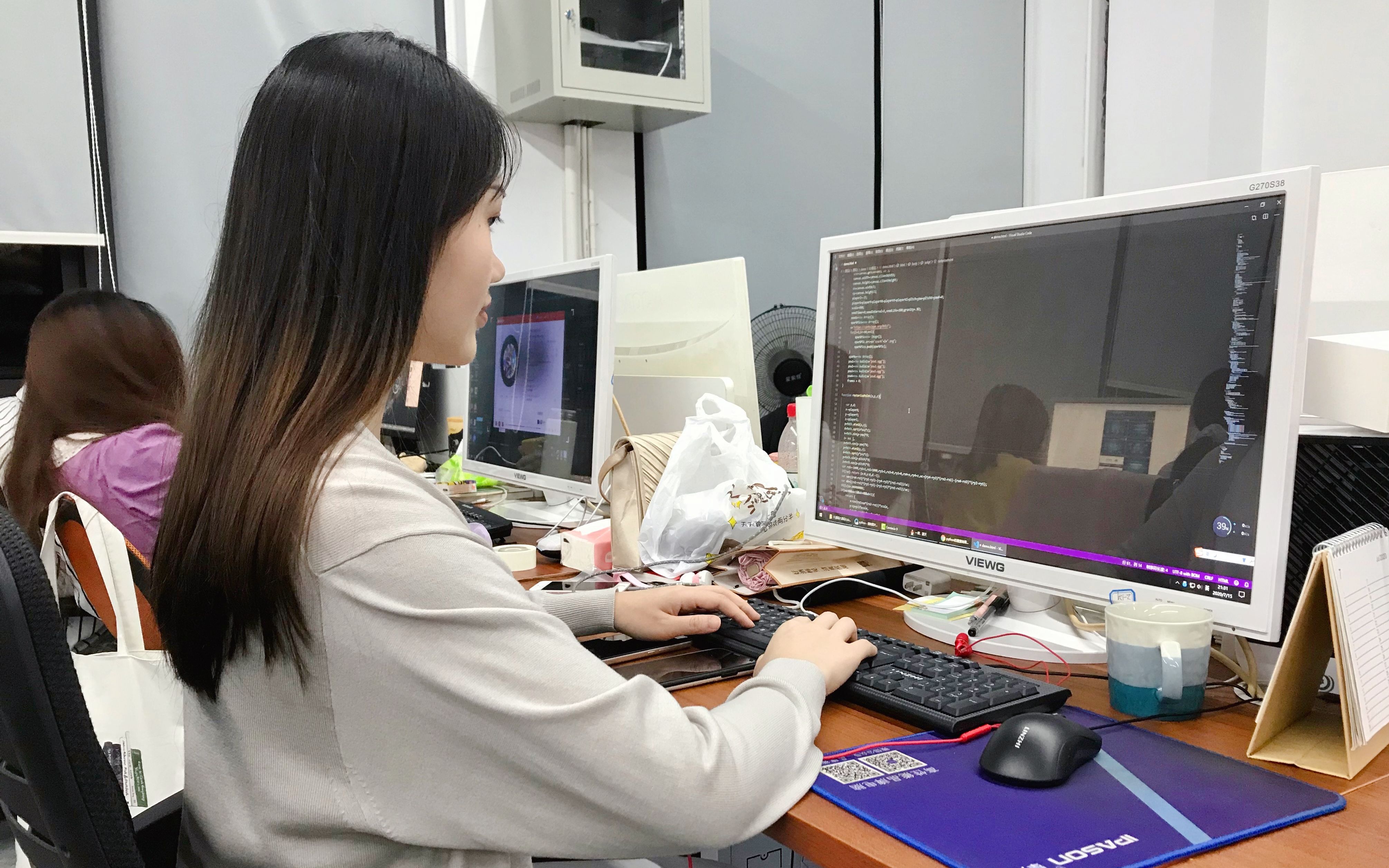 月薪30k的Python程序员大佬,直播写代码,只用15秒爬取网抑云vip付费...