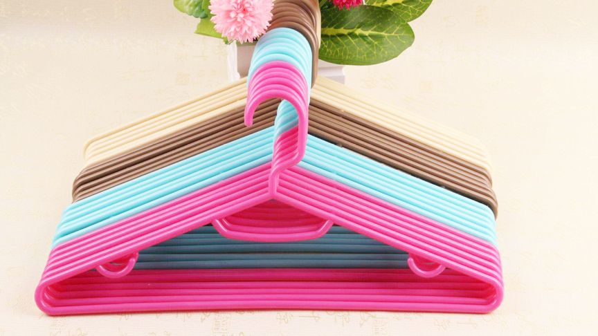 衣架容易生锈,不小心会弄脏衣服,教你用塑料瓶就可解决