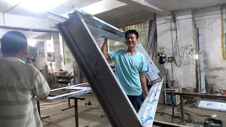 小彭带大家走进广东坪石生意最好的门厂,实拍不锈钢门的制作过程