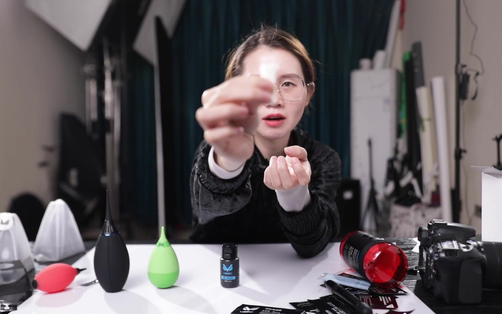 镜头纸的正确使用方法:对折对撕用毛边