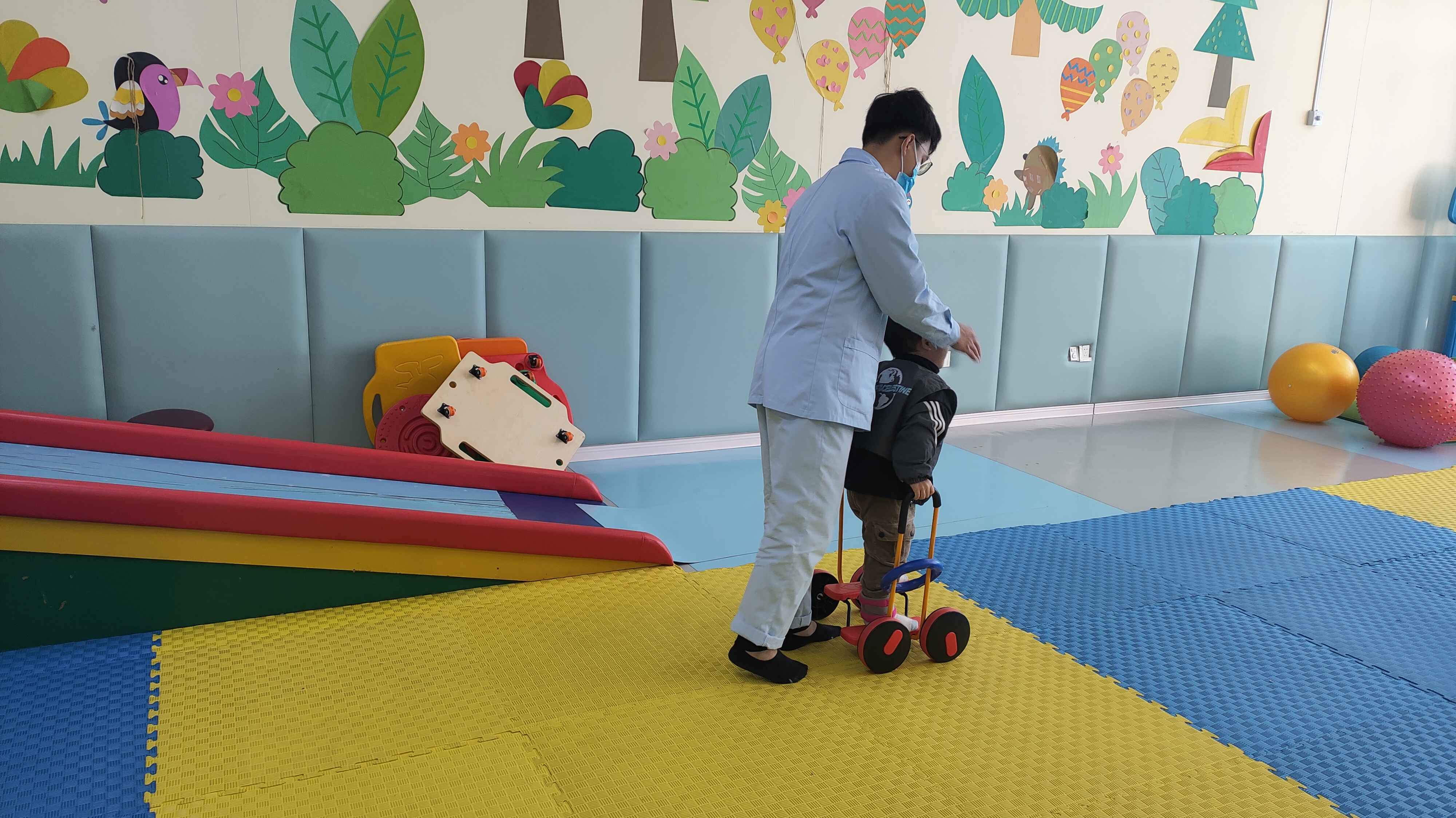 小组互动课来提升学生的眼、脑和手的协调性,积极融入社会生活