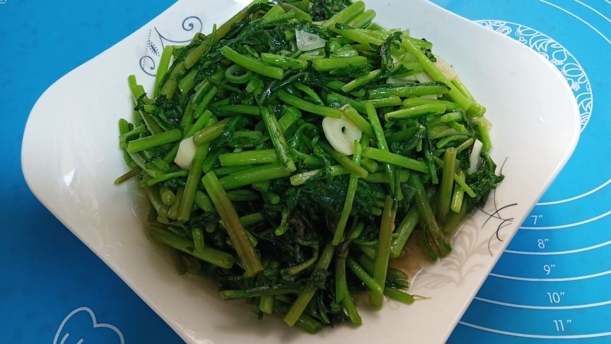 茼蒿菜清香脆嫩, 夏季多吃有一定的保健作用,简单做法教给你。