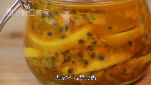 柠檬别直接泡水喝了，加上百香果简单一做，常喝皮肤好