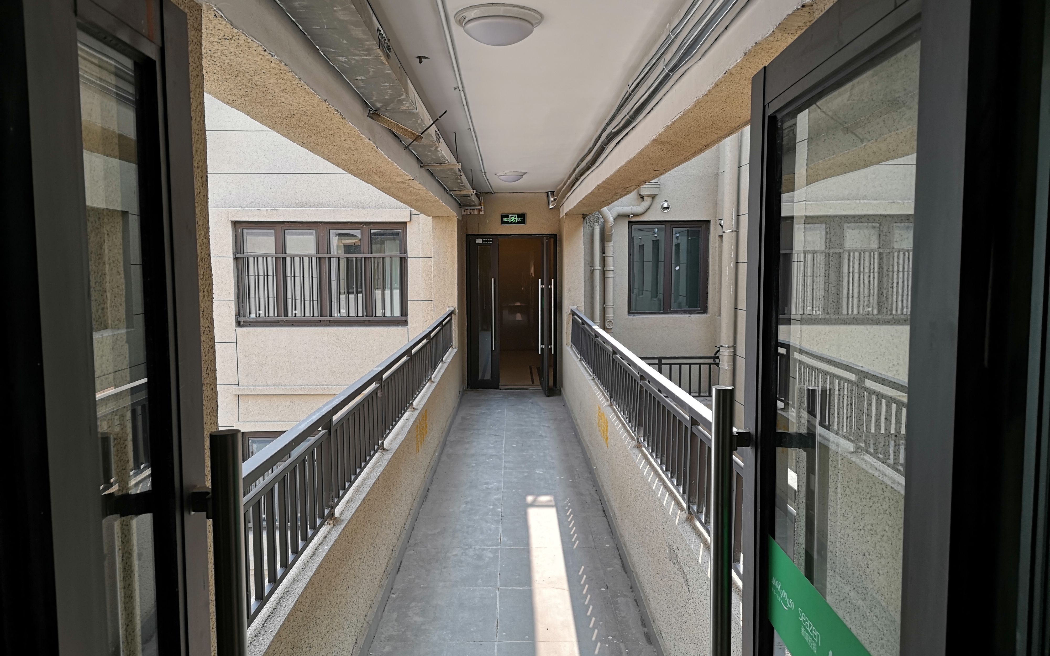 连廊房成为趋势,但缺点还是大于优点,在上面腿都发抖!