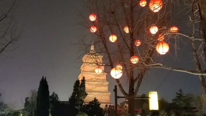 春节中,夜幕下西安大雁塔北广场,华灯璀璨,景色怡人,美轮美奂