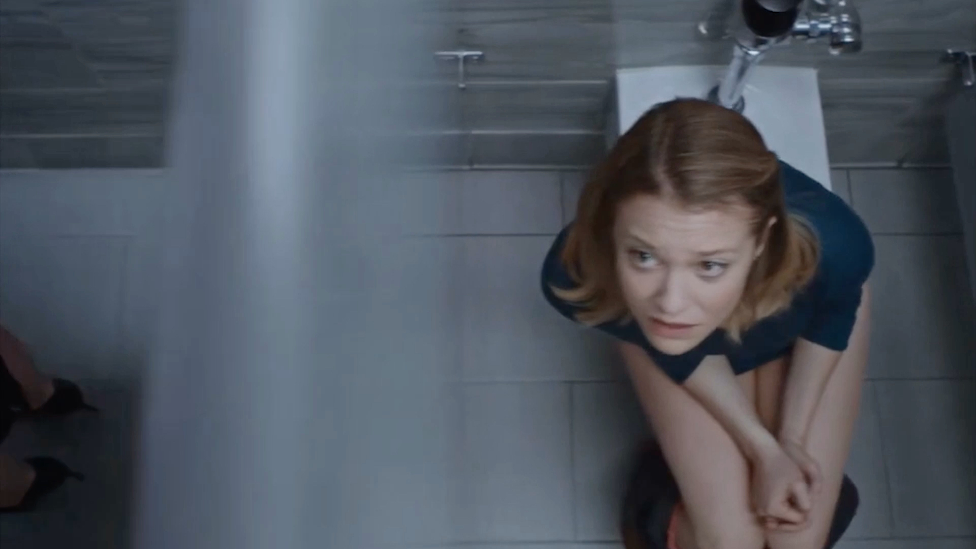 突然拉肚子,上司在你隔壁,忍住还是忍不住?