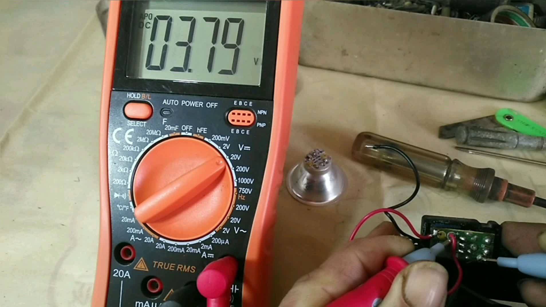 零基础学习电器修理,蓝翔学子教你使用万用表,一个.