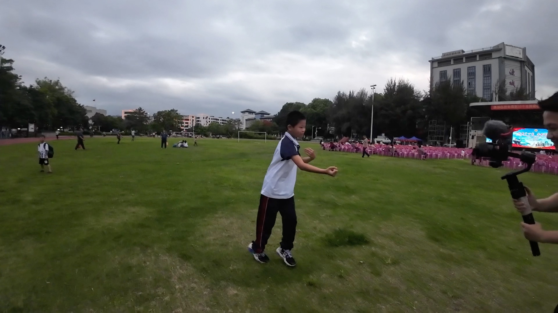 社牛小学生跳科目三炉火纯青!