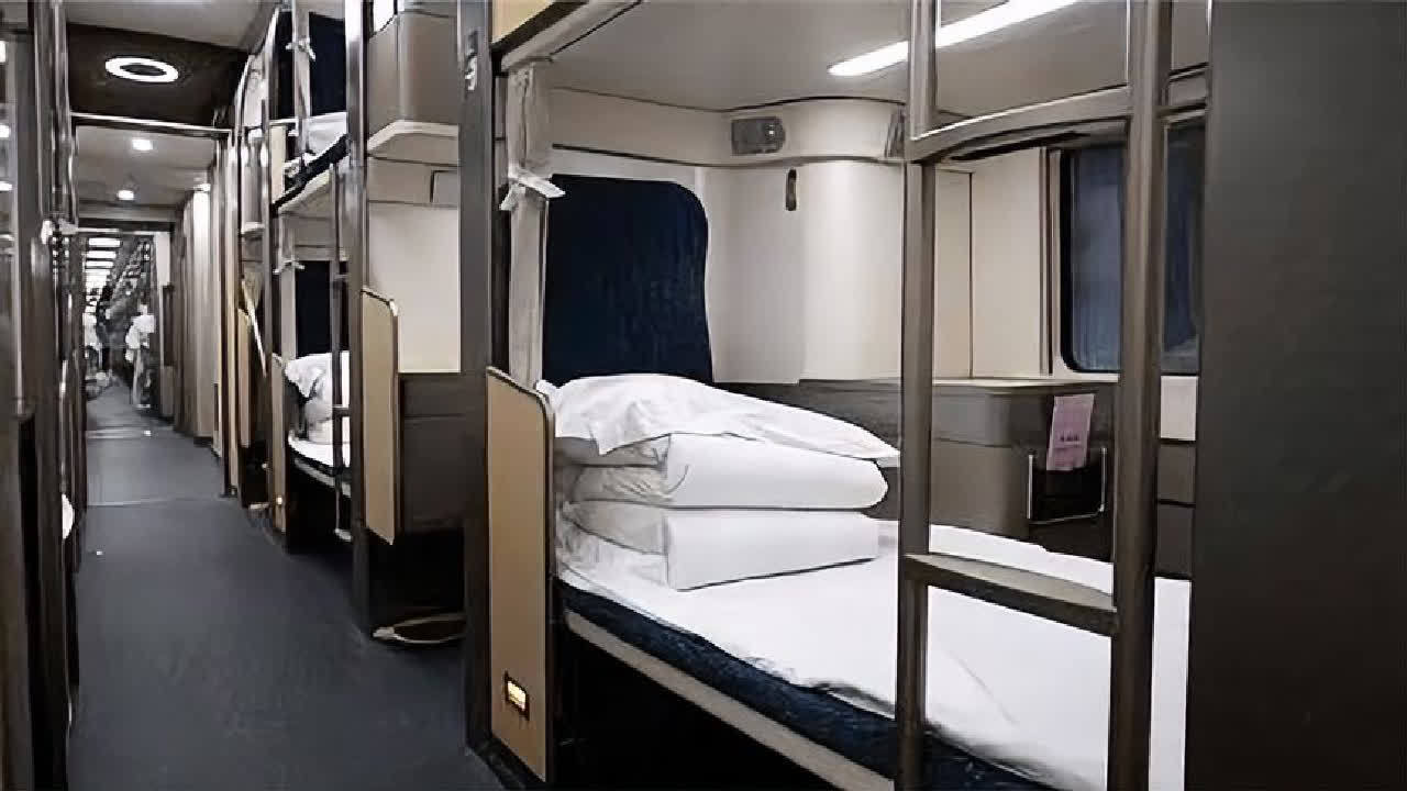 为什么女孩坐火车,千万不要选下铺?看完再也不敢选下铺了