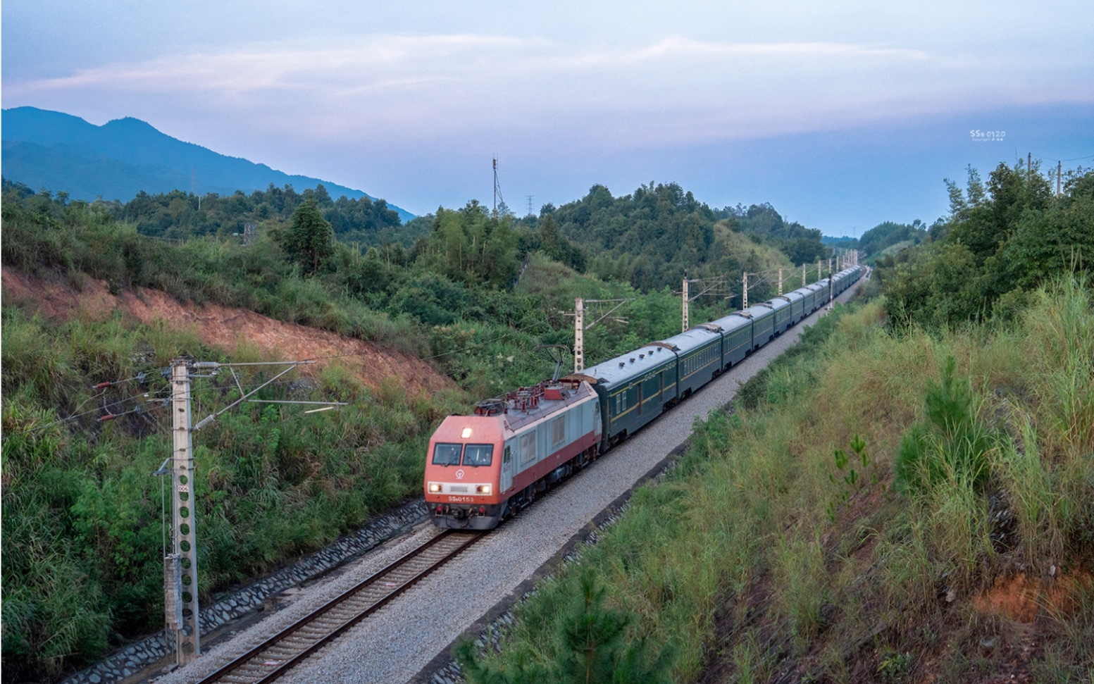 (赣韶铁路)SS9G-0153牵引Z111次列车晚点通过始兴区间