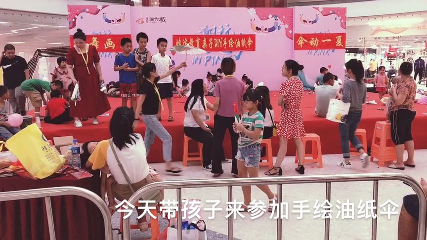 挥舞画笔、手绘油纸伞