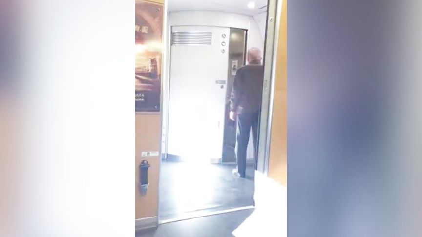 大爷上厕所刚打开动车厕所门 瞬间跑了