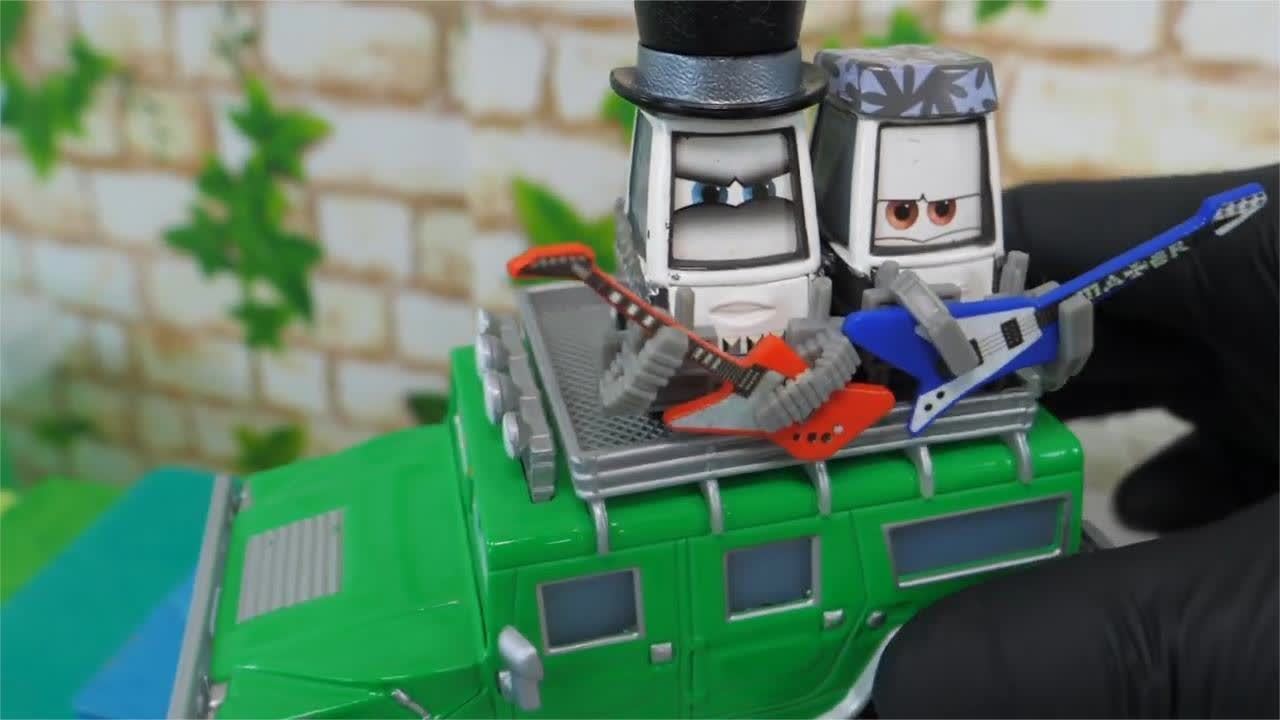 儿童喜欢的赛车总动员玩具车和小伙伴们在高低轨道上滑入水中