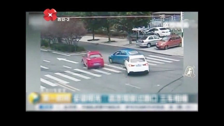 特殊的交通事故:十字路口无红绿灯,“无辜”车辆违停斑马线被撞