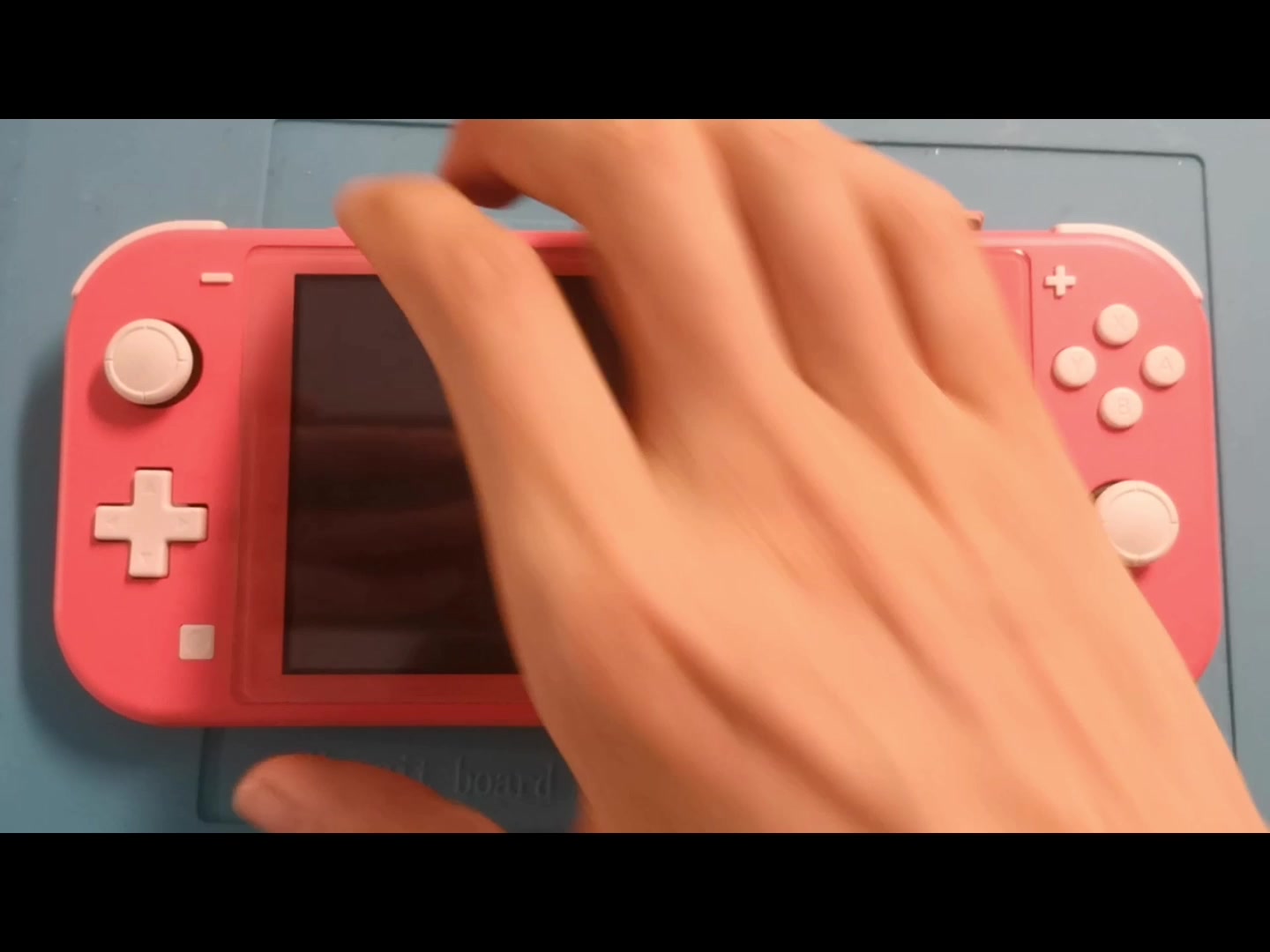 粉丝发来SWITCH LITE不读卡带,不插卡带提示无法读取,修复一台。有...