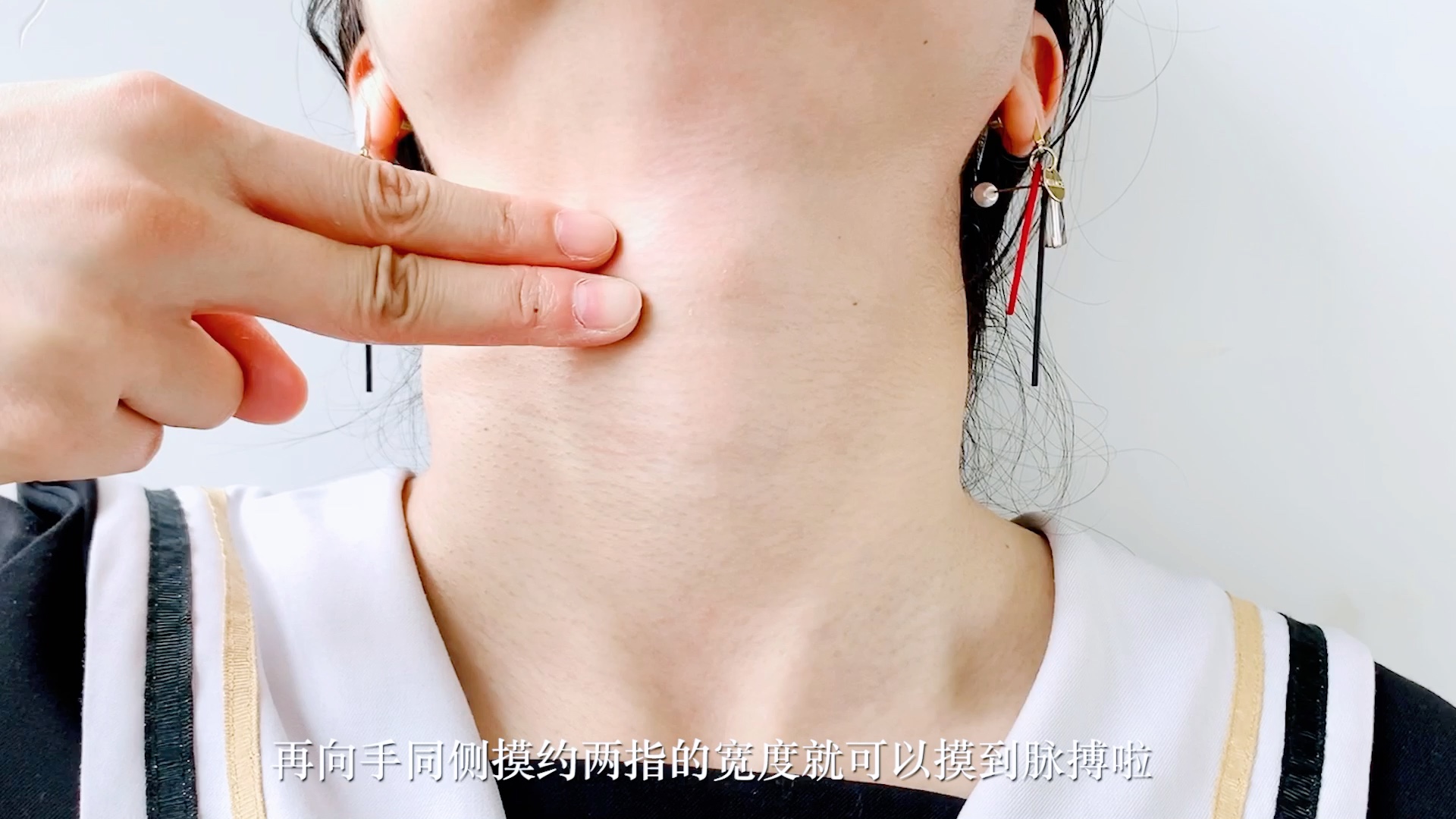 如何摸颈动脉的搏动情况?