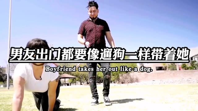 国外女子喜欢模仿狗狗