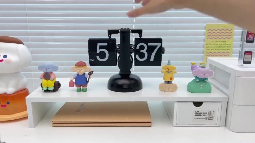 这次换一个白色的翻页时钟,跟书桌好搭