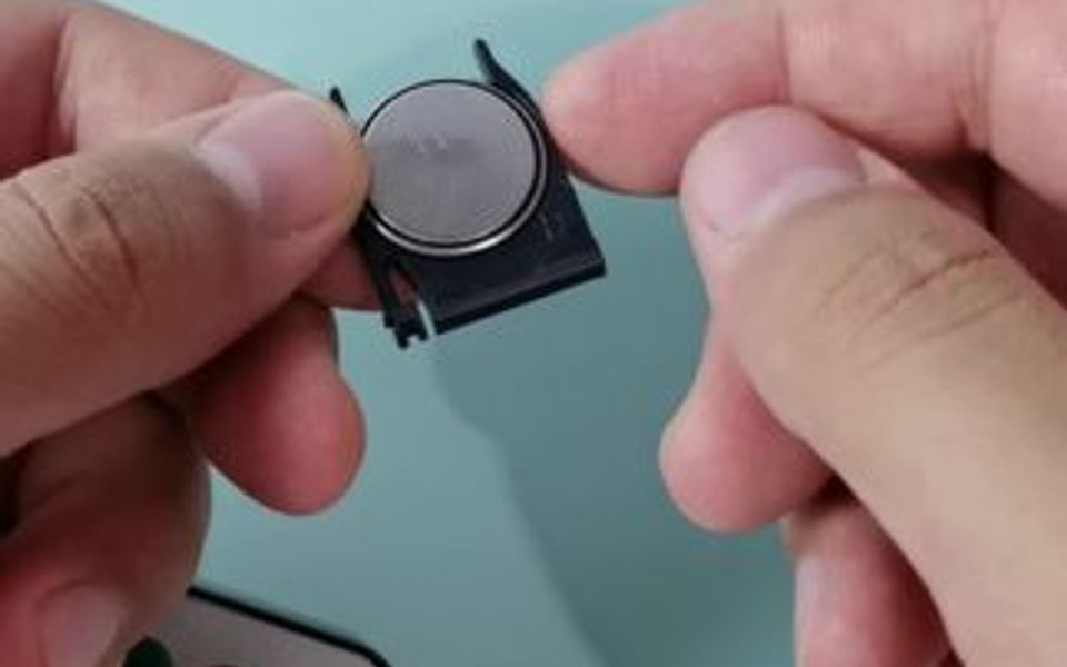 纽扣电池该怎样判断他的型号呢?要注意测量时电池负极突出的部分也...