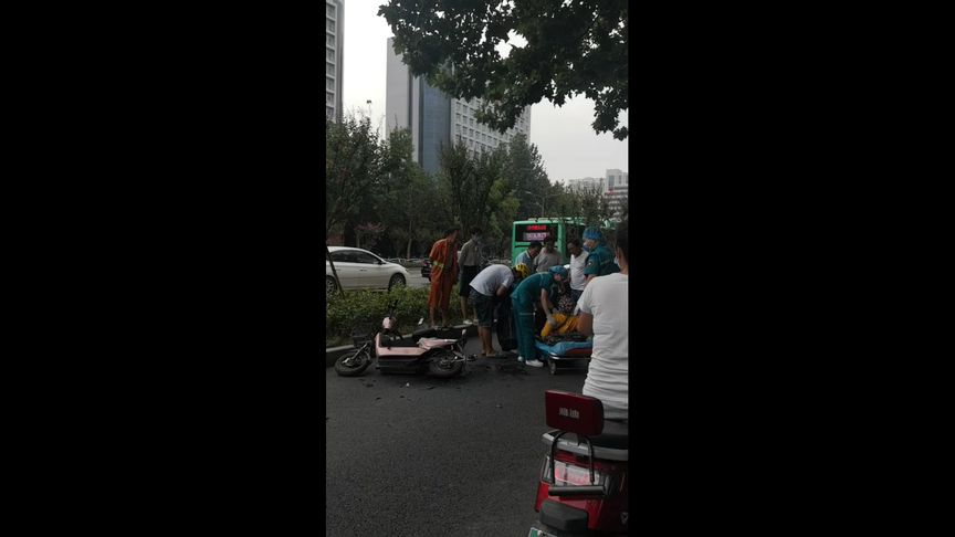 两辆电动车迎面相撞,女子伤情严重!