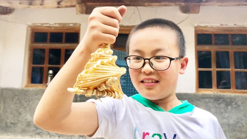 小孩子编织蚂蚱笼,成功的那一刻,妈妈奖励他一顿最爱吃的
