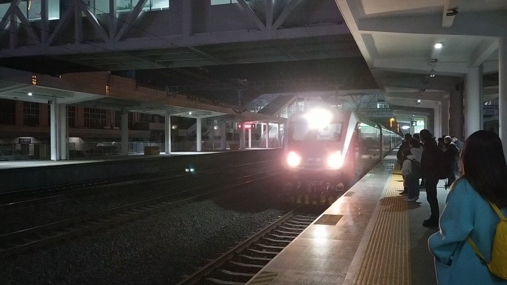 武局南段HXD1D-0664牵引成都东→武昌T248次列车进十堰站4道