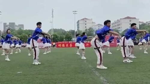 学校运动会表演,果然c位不是没有道理的,掐点也太准了!
