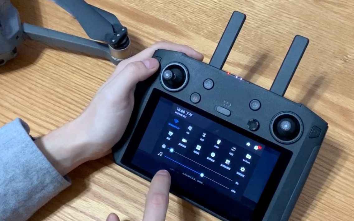 大疆出了个安卓机:DJI 带屏遥控器开箱